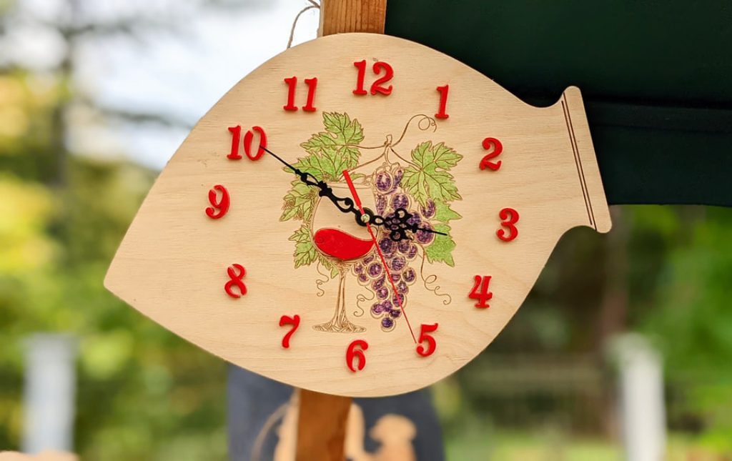 ქვევრის ფორმის კედლის საათი ვაზის მტევნის გრავირებით - ravachuqo.ge